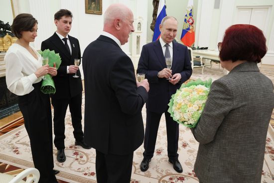 Russian President Vladimir Putin 2r Toasts Editorial Stock Photo ...