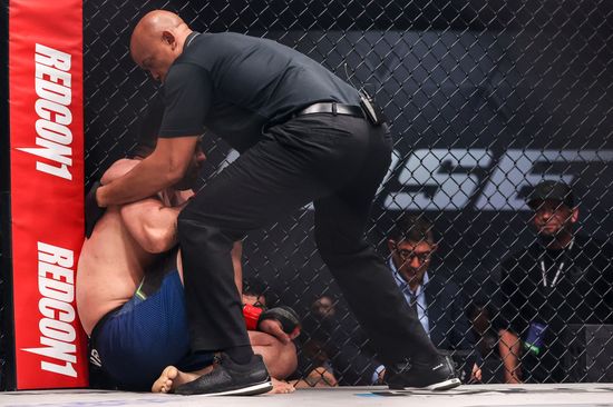 Pfl Referee Mark Smith Protects Heavyweight Editorial Stock Photo ...
