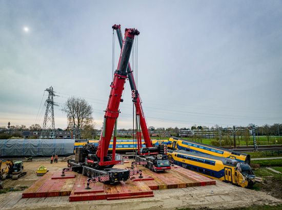 Two Mammoth Cranes Ready Salvage Train Editorial Stock Photo - Stock ...