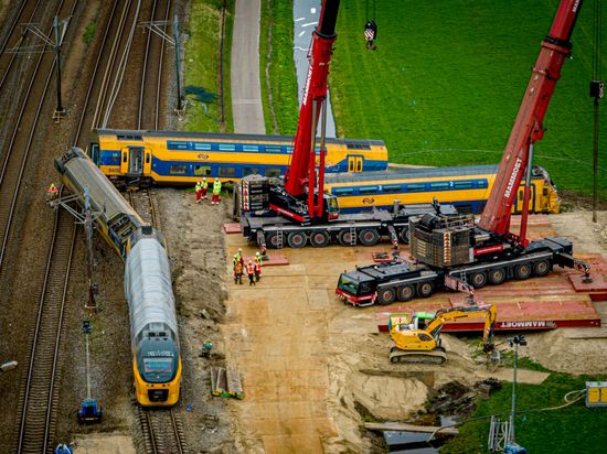 Two Mammoth Cranes Ready Salvage Train Editorial Stock Photo - Stock ...