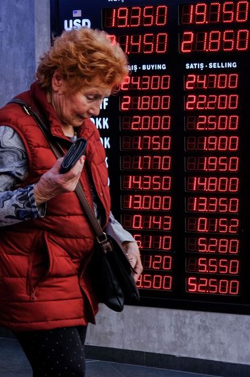 Woman Exchanges Her Money Exchange Office Editorial Stock Photo - Stock ...