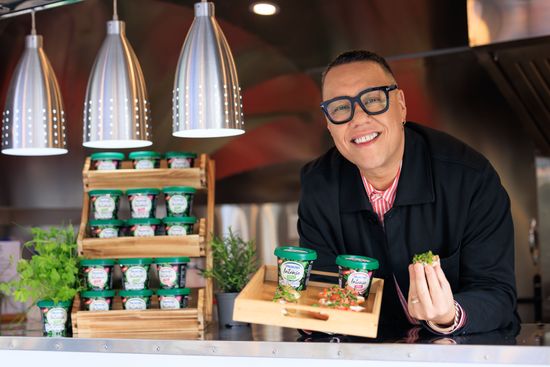 Tv Presenter Food Guru Gok Wan - Foto de stock de contenido editorial ...