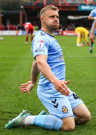 George Thomas Cambridge United Scores His Editorial Stock Photo - Stock ...