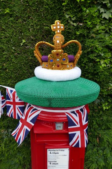 Coronation Crown Post Box Topper Has Foto de stock de contenido ...