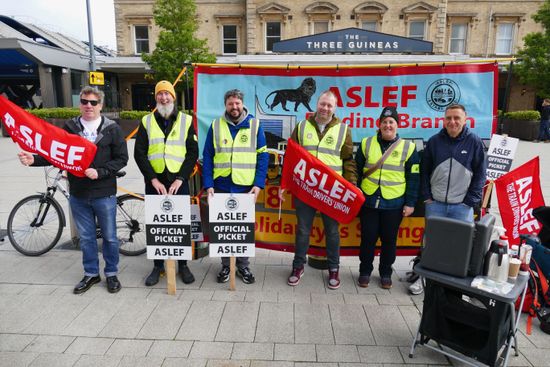 Official Aslef Picket Line Picketers Outside Editorial Stock Photo ...
