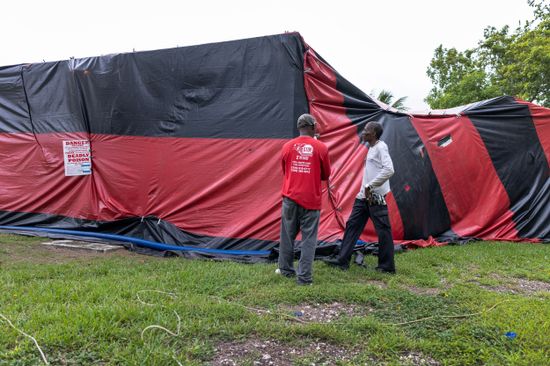 Orkin Pest Control Technicians Install Tent Editorial Stock Photo ...