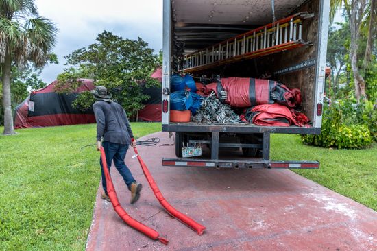 Orkin Pest Control Technician Installs Tent Editorial Stock Photo ...