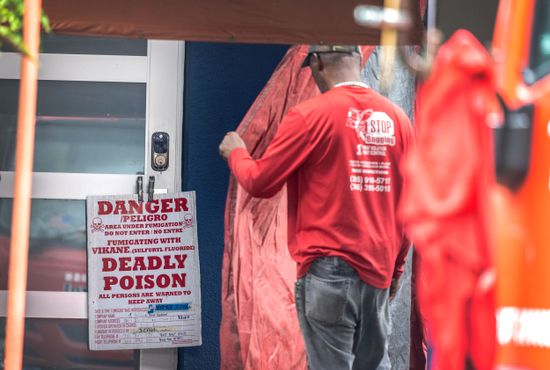 Orkin Pest Control Technician Installs Tent Editorial Stock Photo ...