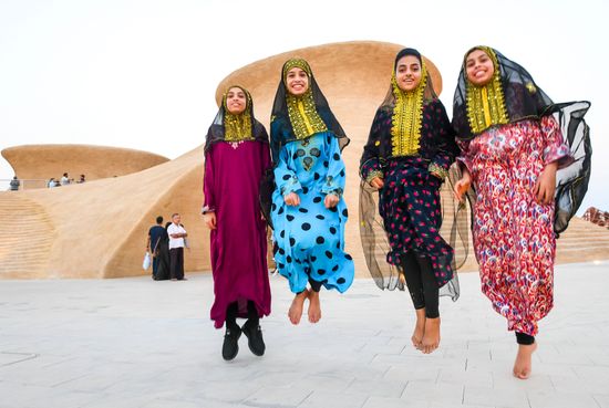 Qatari Children Dressed Qatari Traditional Costumes Editorial Stock ...