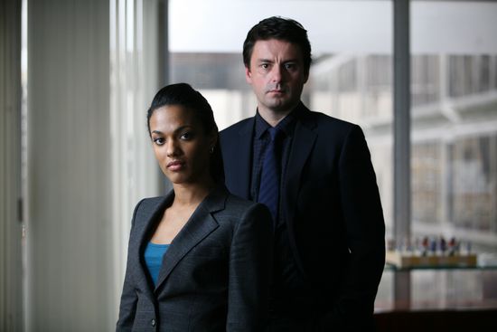 Freema Agyeman Alesha Phillips Dominic Rowan - Foto de stock de ...