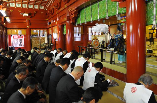 Shinto Priest Gives Gods Blessing Group Editorial Stock Photo - Stock ...
