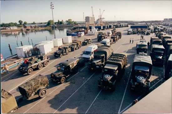 Military Vehicle Enthusiasts Awaiting Embarkation Portsmouth Editorial ...