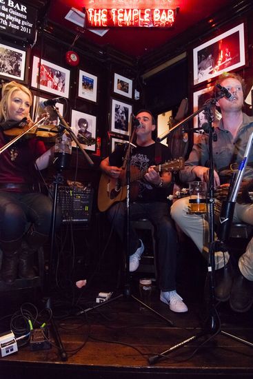 Temple Bar Live Music Dublin Editorial Stock Photo - Stock Image ...