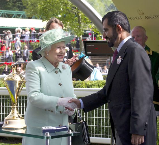 Queen Elizabeth Ii Presents Sheikh Mohammed Editorial Stock Photo ...