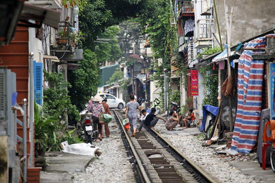 People Living On Train Tracks Street Editorial Stock Photo - Stock ...