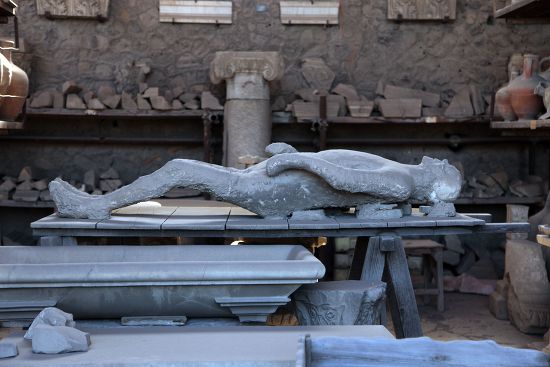 Plaster Cast Vesuvius Eruption Victim Buried - Foto de stock de ...