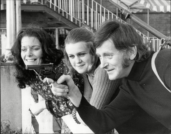 Actor Barrie Ingham Gun Barrie Ingham - Foto de stock de contenido ...