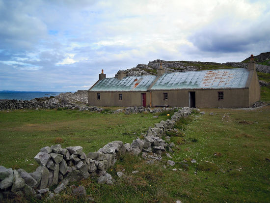 Estate Bothy Ruantallain Near Mouth Loch Editorial Stock Photo - Stock ...