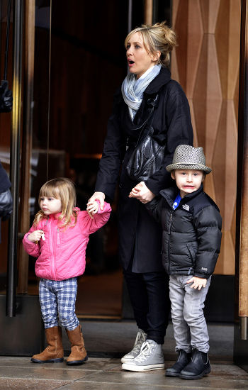 Vera Farmiga Daugter Gytta Lubov Hawkey - Foto de stock de contenido ...