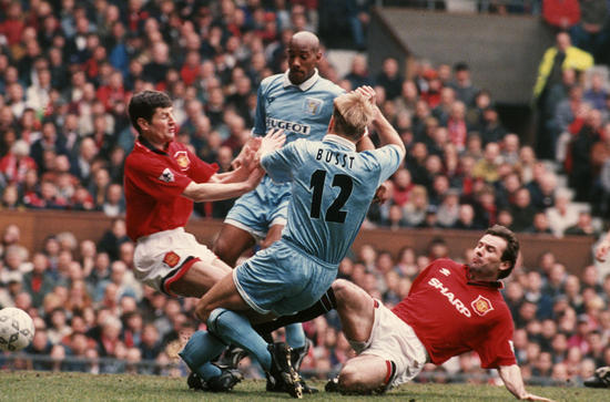Coventrys David Busst Breaks His Leg Foto stock editorial - Imagem ...