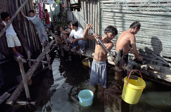 Slums Philippines Cebu City Collecting Water - Foto de stock de ...