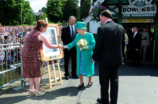 Queen Elizabeth Ii Meets Linda Furniss Editorial Stock Photo - Stock ...
