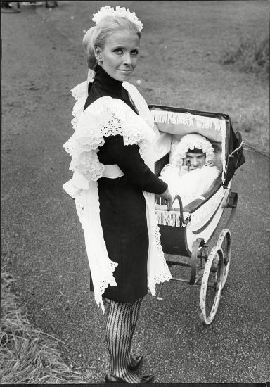 Actress Elizabeth Shepherd Filming Television Programme - Foto de stock ...