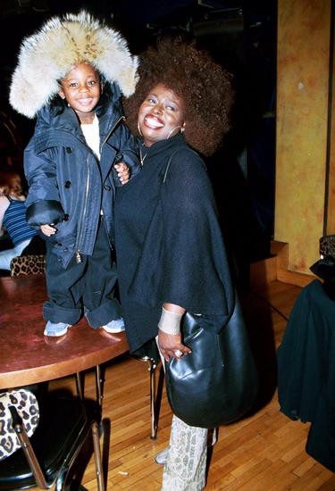Angie Stone Son Michael Pepsi Chart - Foto de stock de contenido ...