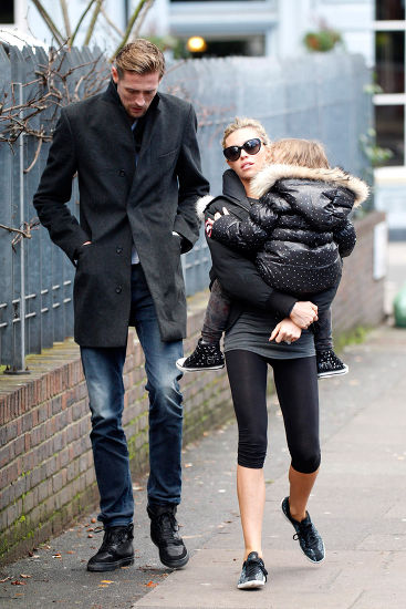 Peter Crouch Abigail Clancy Sophia Ruby - Foto de stock de contenido ...