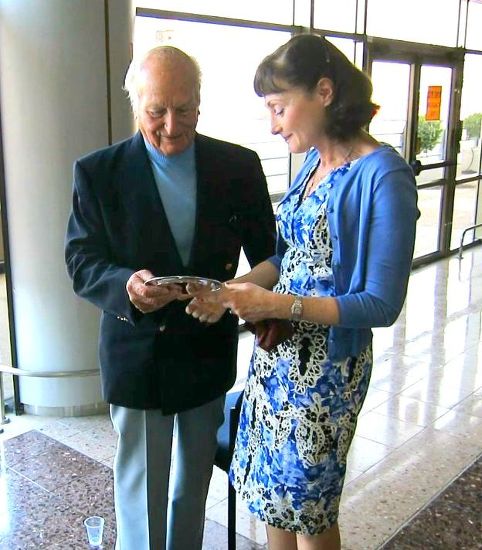 Elizabeth Kahn Meeting Major Leonard Berney Editorial Stock Photo ...