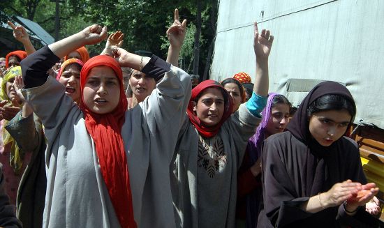 Kashmiri Women Muslim Villagers Shout Profreedom Editorial Stock Photo ...