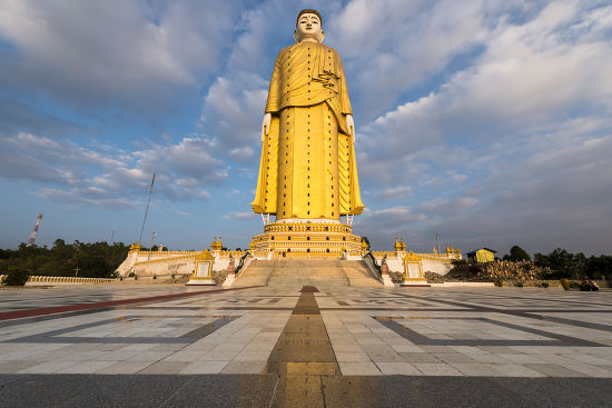 Lay Kyun Sakkya Standing Buddha Statue Editorial Stock Photo - Stock ...