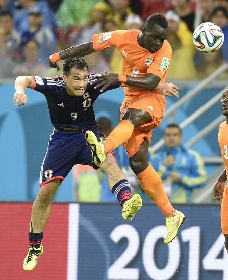 Cheick Tiote Rt Competes Japans Shinji Editorial Stock Photo - Stock ...