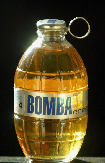 Bomba Yellow Energy Soft Drink Hand - Foto de stock de contenido ...