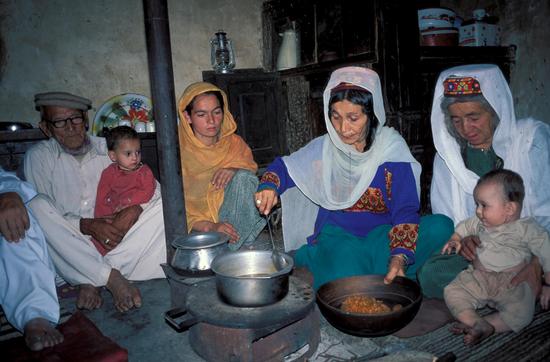 Hunza Family Cooking Apricots Their Mud Redaktionelles Stockfoto ...