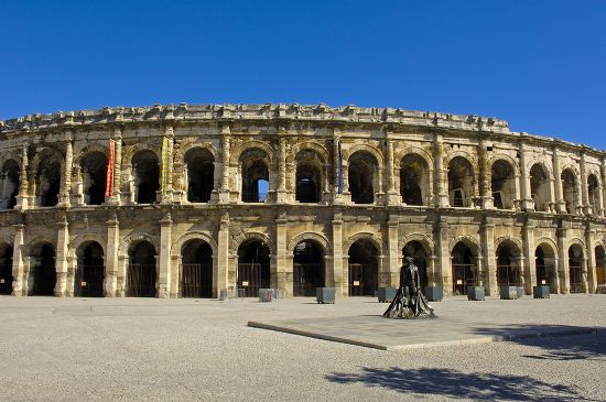De Roman Amphitheatre Bullfighter Statue Nimes Editorial Stock Photo ...