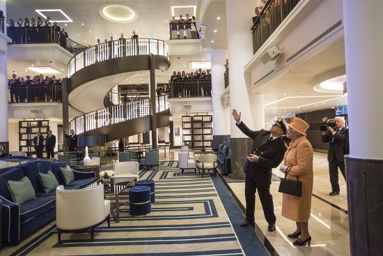 Queen Elizabeth Ii Enters Atrium New Editorial Stock Photo - Stock ...