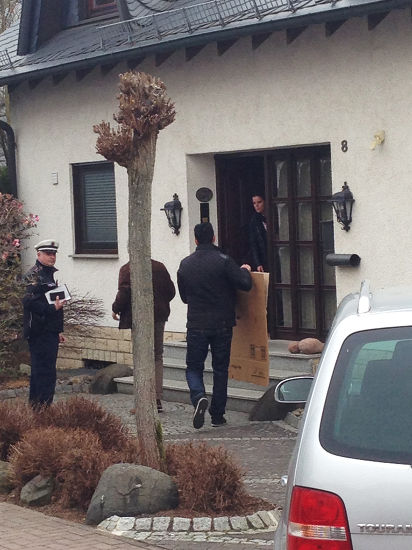 Investigators Entering Home Andreas Lubitz Montabaur Editorial Stock ...