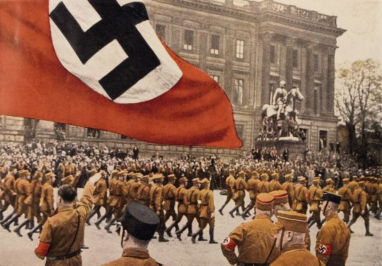 Adolf Hitler Saluting Marching Nazi Soldiers - Foto de stock de ...