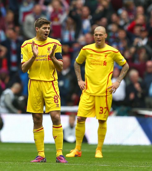 Steven Gerrard Liverpool Tries Encourage His Editorial Stock Photo ...