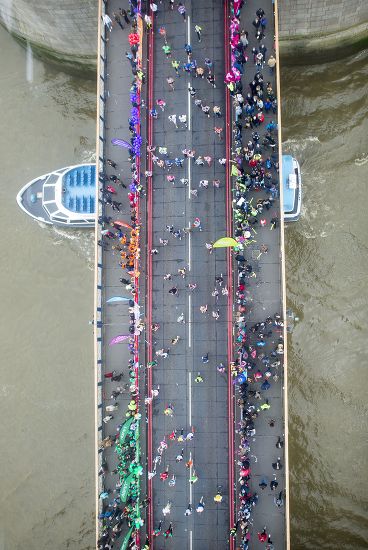 Runners London Marathon Crossing Halfway Point Editorial Stock Photo ...