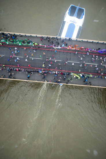 Runners London Marathon Crossing Halfway Point Editorial Stock Photo ...