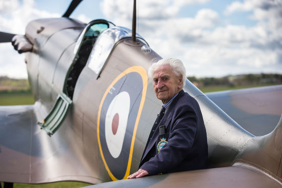 Former Spitfire Pilot Ken Wilkinson Spitfire Editorial Stock Photo ...