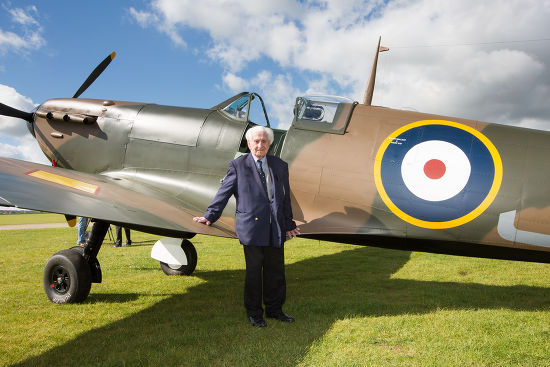 Former Spitfire Pilot Ken Wilkinson Spitfire Editorial Stock Photo ...
