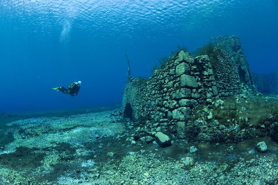 Scuba Diver Exploring Ruins Underwater Mills Editorial Stock Photo ...