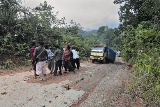 People Pulling Stuck Vehicle Road Sintang Editorial Stock Photo - Stock ...
