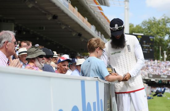 Moeen Ali Signs Autograph Outfield England Editorial Stock Photo ...