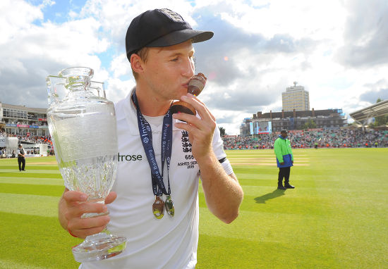 Joe Root Kisses Ashes Urn England Editorial Stock Photo - Stock Image ...
