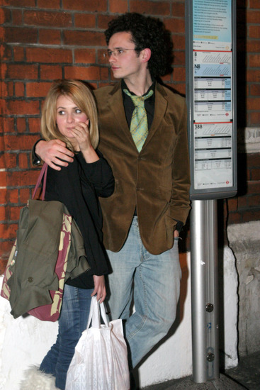 Angela Hazeldine Sam Stockman Bus Stop Foto stock editorial - Imagem ...