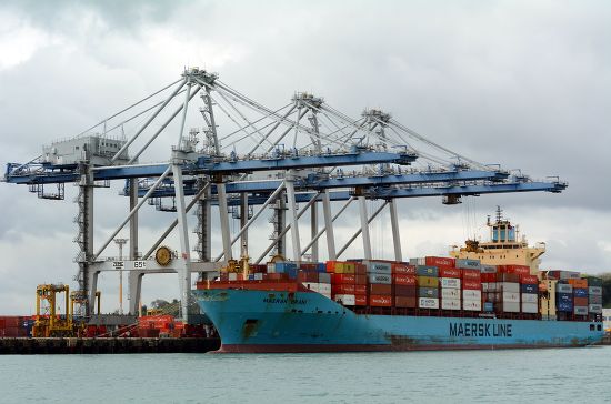 Big Cargo Ship Unloading Containers Ports Editorial Stock Photo - Stock ...